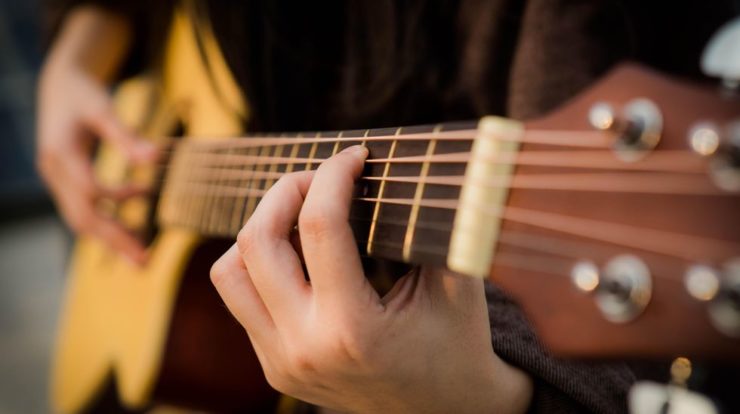 A Beginner’s Guide to Strumming – Planet Six String